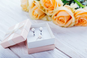 How to Pick the Right Piece of Jewelry to Give as a Gift